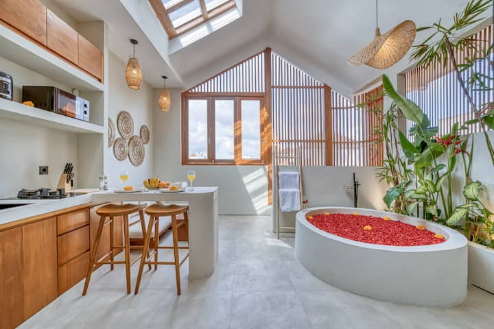 Romantic 1br W/hot Tub & Cityview Balcony - Berawa - Canggu