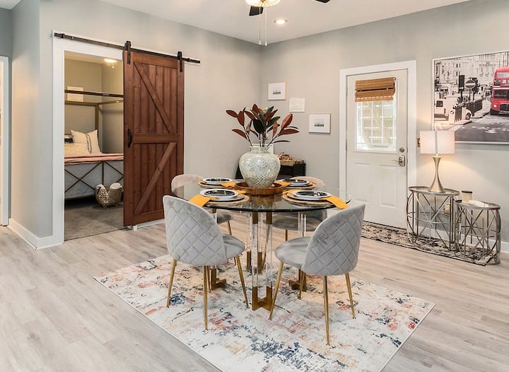 The Chic Basement Bungalow - Union City, GA
