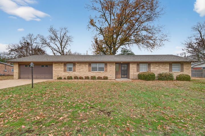 Cozy Home Centrally Located. - Bartlesville