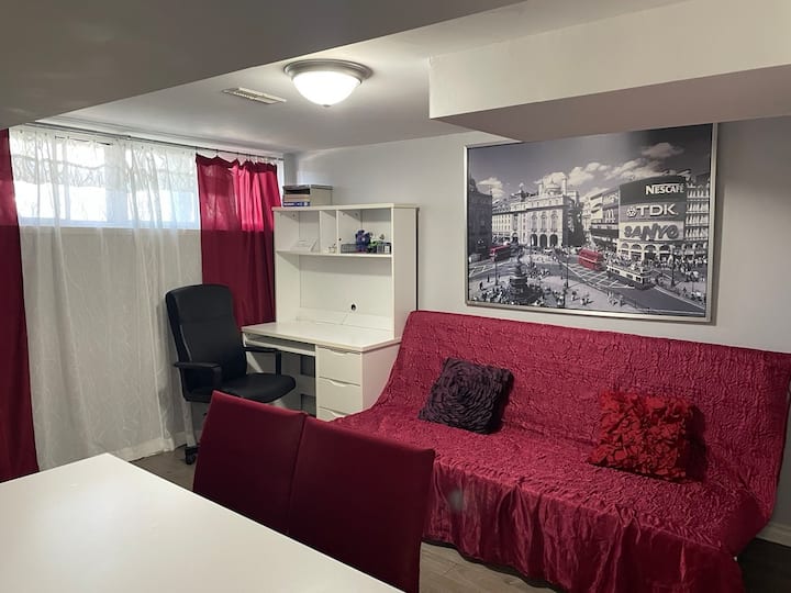 Entire Suite For 1–4 | Great Value | Free Parking - Toronto