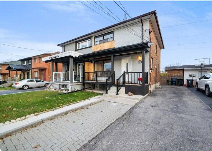 Bright 1-bed Bsmt Suite | Private Entry | Airport - Toronto