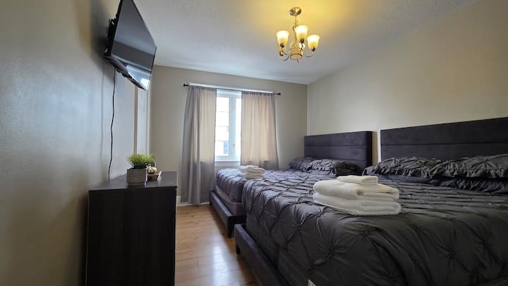 Hip Sudbury Retreat / Hottub Foodie District - Greater Sudbury