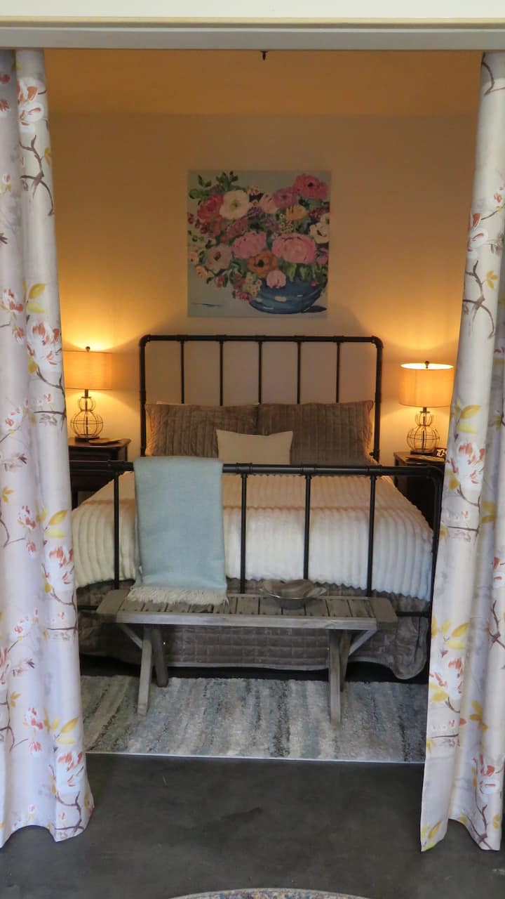 6th Ave Guest House: Tucked Away In Town's Heart. - Harrisburg, OR