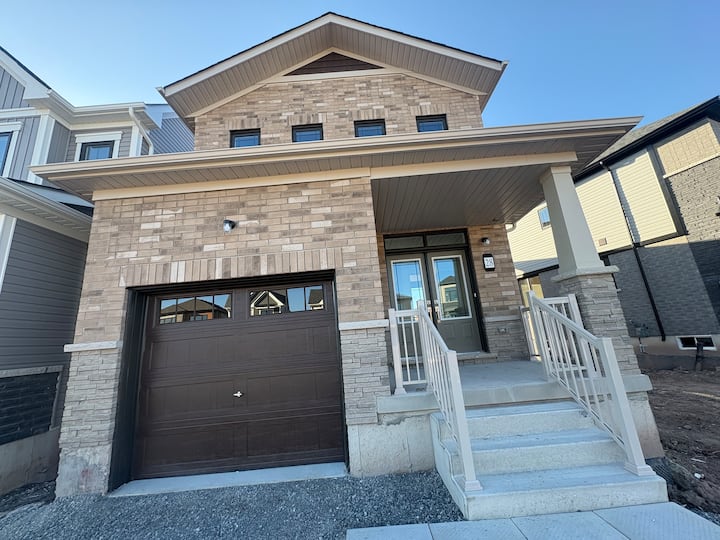 Beautiful Room Near Niagara Falls In A New House - Welland
