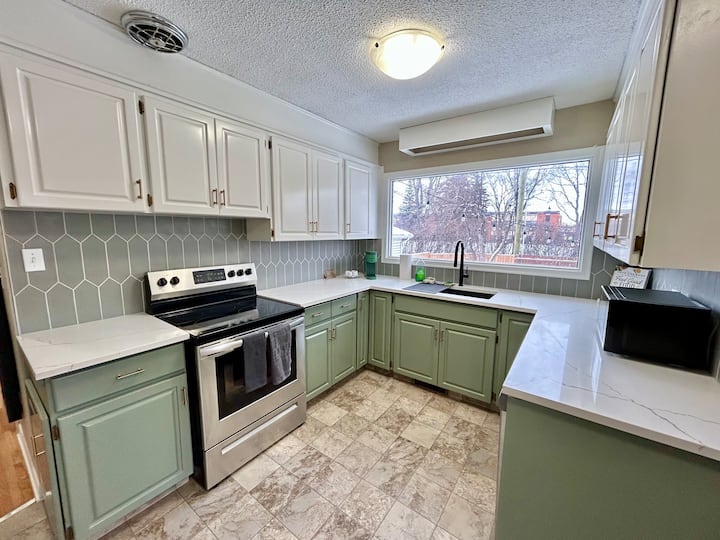 Group Stay | 4 King Bedrooms W/ Blackout Blinds - Red Deer