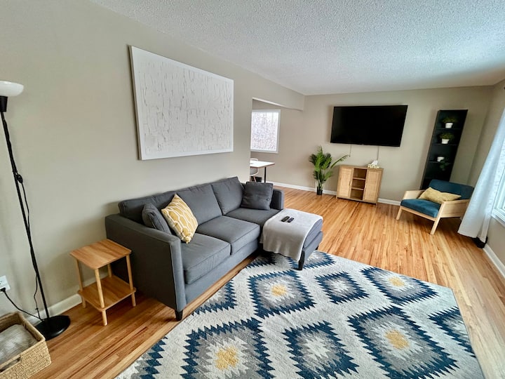 Sunlit 2-br Main Floor Suite | King Beds + 70" Tv - Red Deer