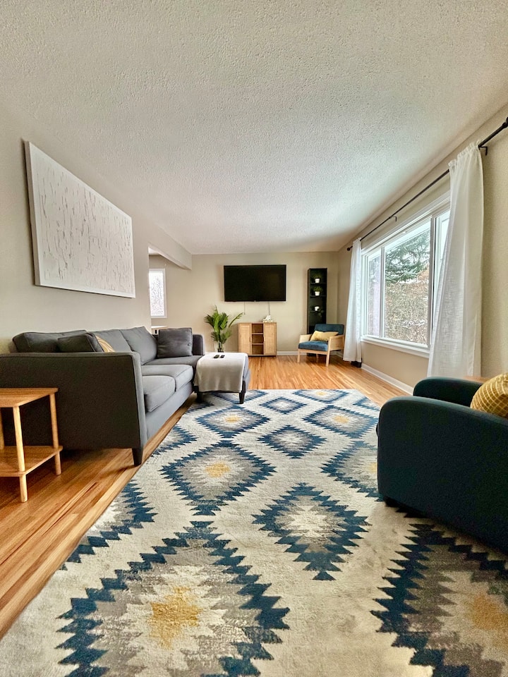 Sunlit 2-br Main Floor Suite | King Beds + 70" Tv - Red Deer