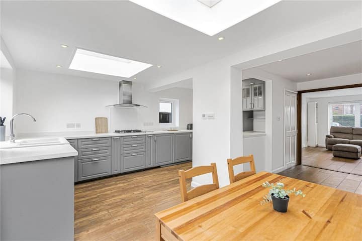 Spacious 3br • Parking • Ideal For Professionals - Oxford