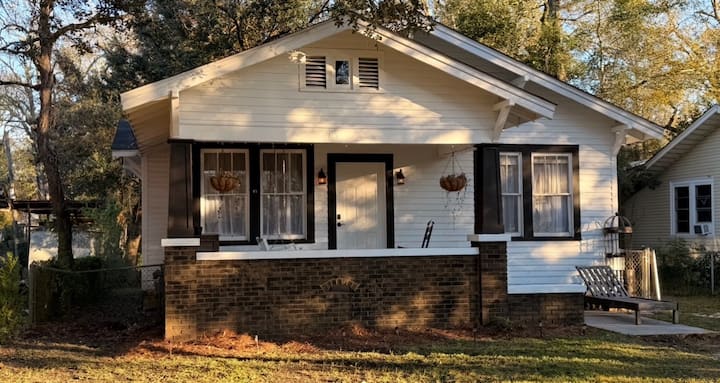 Midtown Mardi Gras Cottage - Mobile, AL