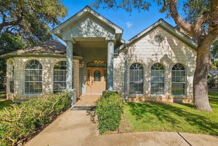 Family-friendly 3/2 Near Lake Travis/lush Gardens - Lakeway, TX