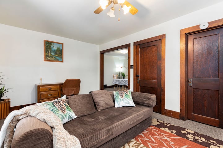 1 Br + Office Space Apt. Near Niu And Dt Dekalb - Cortland, IL