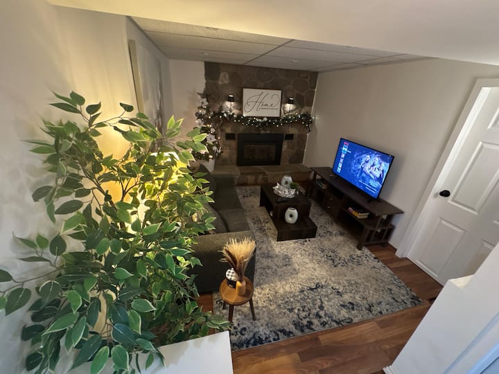 Private & Cozy Suite Parking And In-suite Laundry - Hamilton