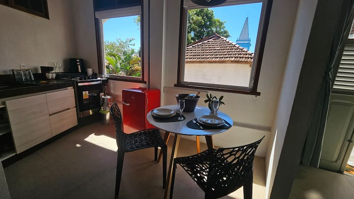 Studio, Praça Movimentada, ôNibus E Bonde Na Porta - Rio de Janeiro