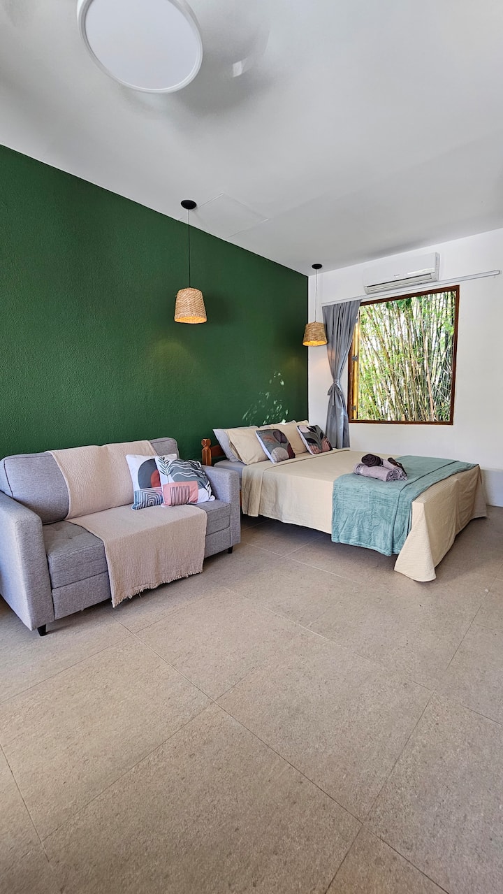 Studio, Praça Movimentada, ôNibus E Bonde Na Porta - Rio de Janeiro