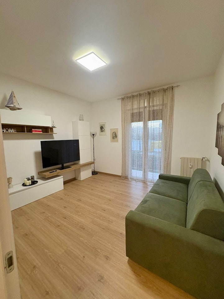 Sabbia E Sale-
Ampiotrilocale A 400 Metri Dal Mare - Carrara