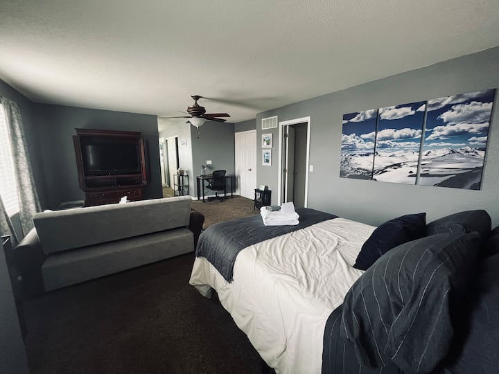 5-star Immaculate Master Suite! Near Denver & Dia - Brighton, CO