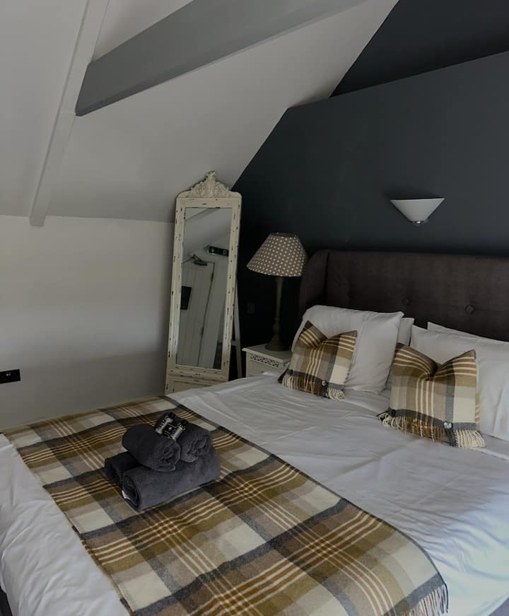 The Golden Mile - Deluxe King Bedroom - Cowbridge