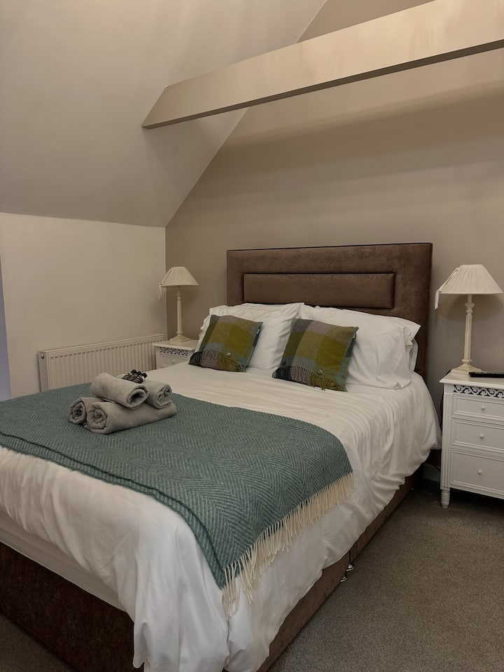 The Golden Mile - Double Bedroom - Cowbridge