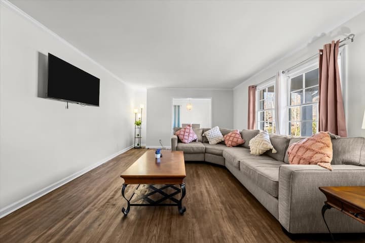 Charming Home In Greensboro - Greensboro, NC