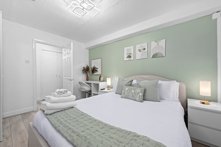 Stylish Apartment + Free Parking & Family Friendly - Salford