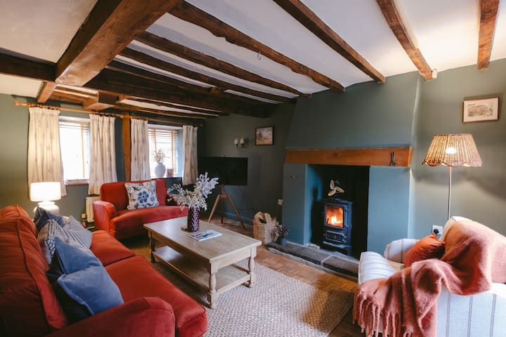 Cosy 3-bed Cotswolds Cottage, Garden & Log Burner - Hempton