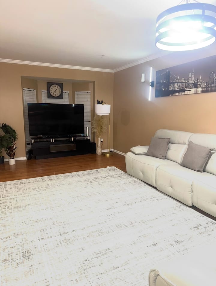 Large 4-bedroom Entire Home With Two Living Rooms - Owings Mills, MD