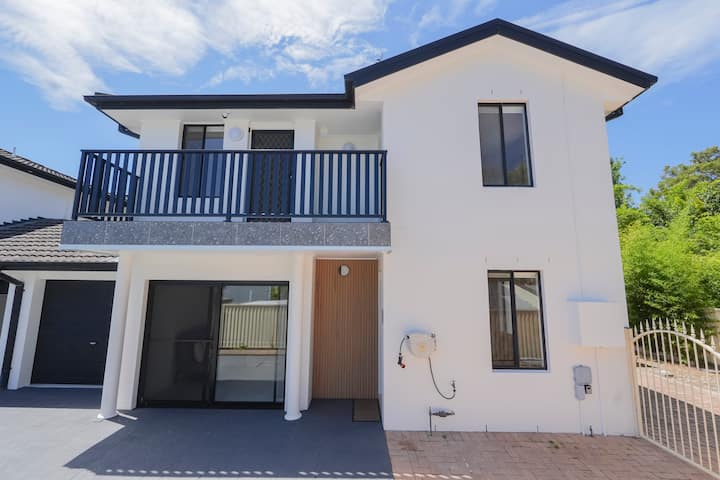 Peaceful Modern Duplex | Steps From The Lake - The Entrance