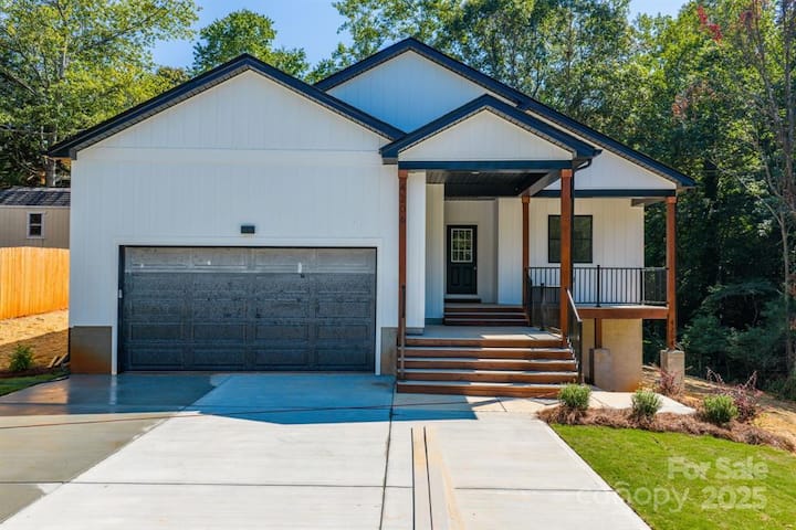 New Build 3 Bed/2 Bath Luxury Hickory Home - Hickory