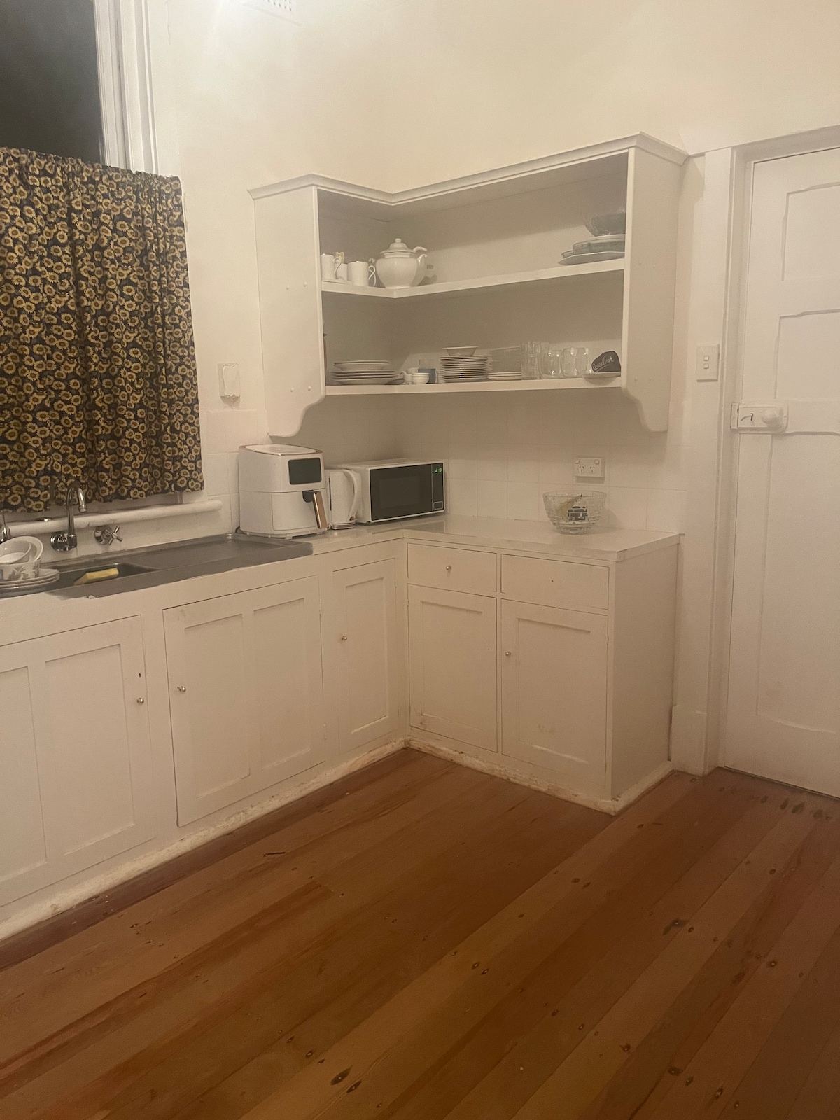 Linda área de estar inteira no andar de baixo - Casas para Alugar em ...