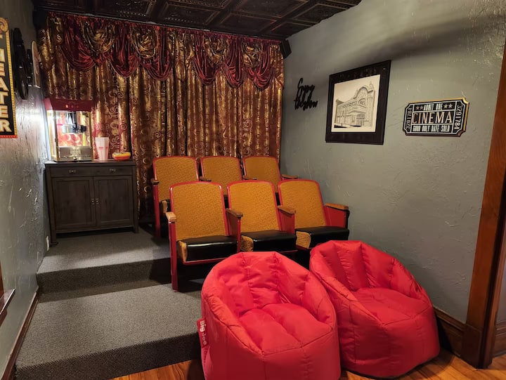 The Bluebell Manor.4 Bedrooms. Theater Room - Baraboo, WI