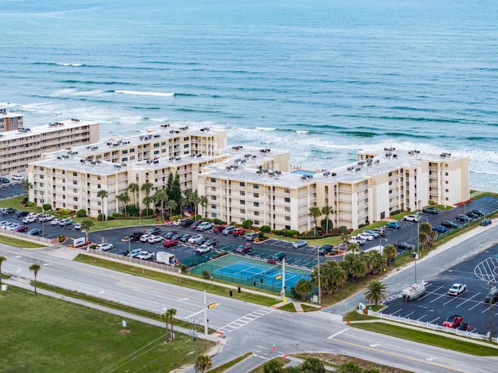 New Smyrna Oceanfront Condo Perfect Location - New Smyrna Beach, FL