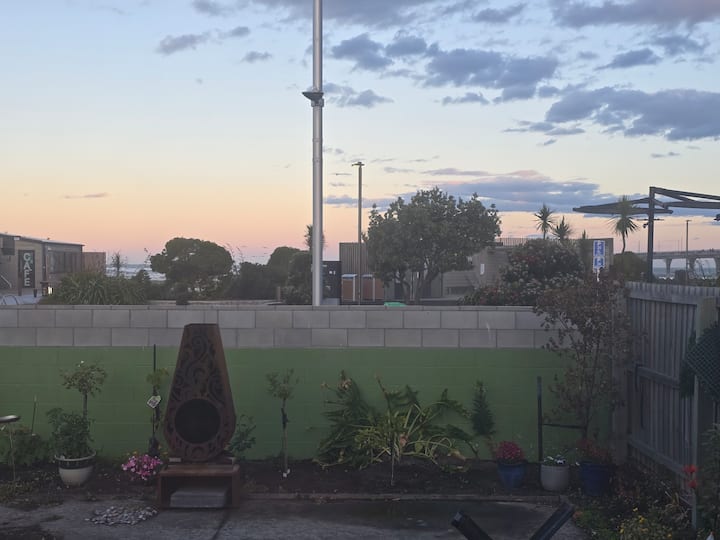 Beach Bach Garage Sleeps 6 View Sea Hotpools Pier. - Christchurch