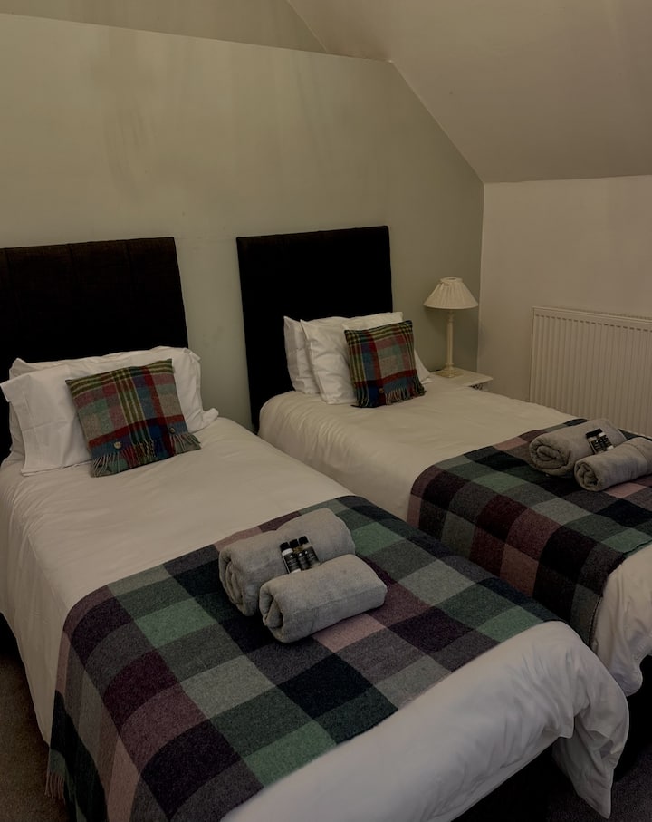 The Golden Mile - Twin Room With Two Single Beds - Cowbridge