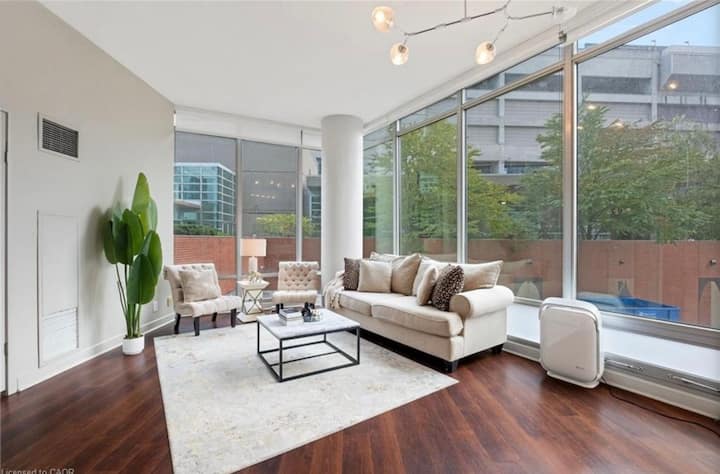 Modern Downtown Toronto Condo - Toronto