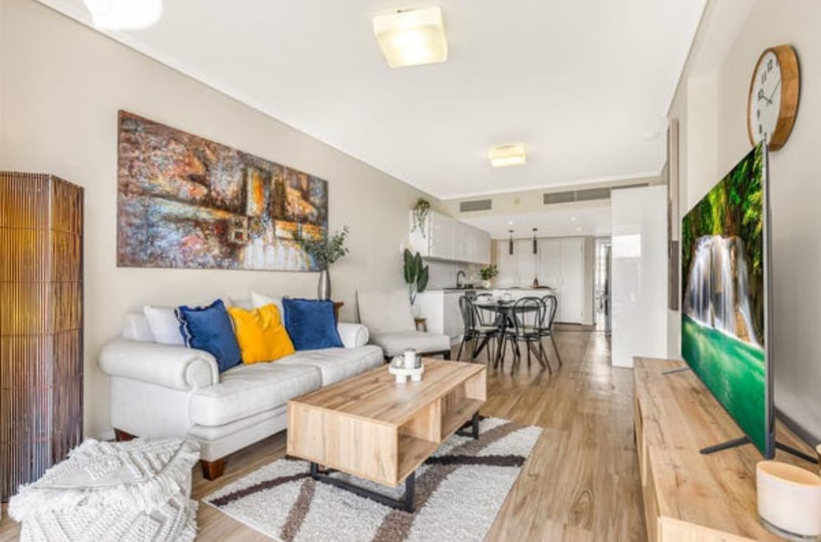 Private room + bathroom + balcony - Flats for Rent in Fortitude Valley ...