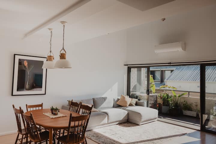 Sunny & Spacious 2br With Mezzanine Master - Kensington