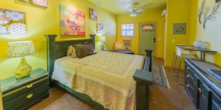 The 1970s Efficiency Apartment-but Nice - Three Rivers, TX