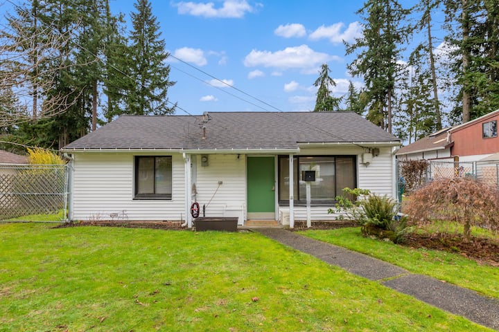 Cozy 2br Home • Easy Seattle Access - Mountlake Terrace, WA