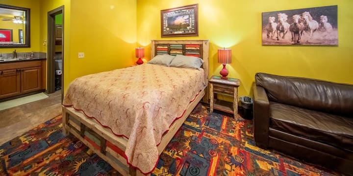 The Wild Mustang Efficiency Apartment - Three Rivers, TX