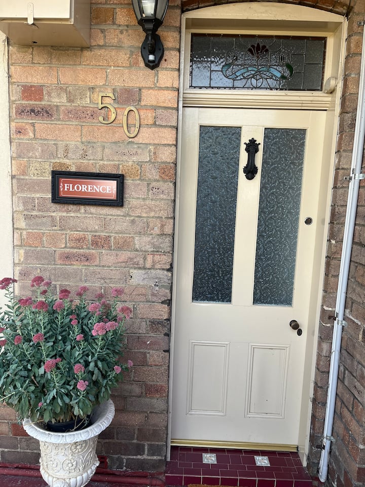 Comfortable Victorian Terrace Close To Shops - Clarence