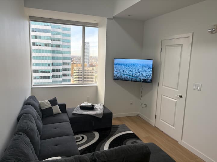 1 Bdrm Dt Views Ug Parking Avail - Edmonton