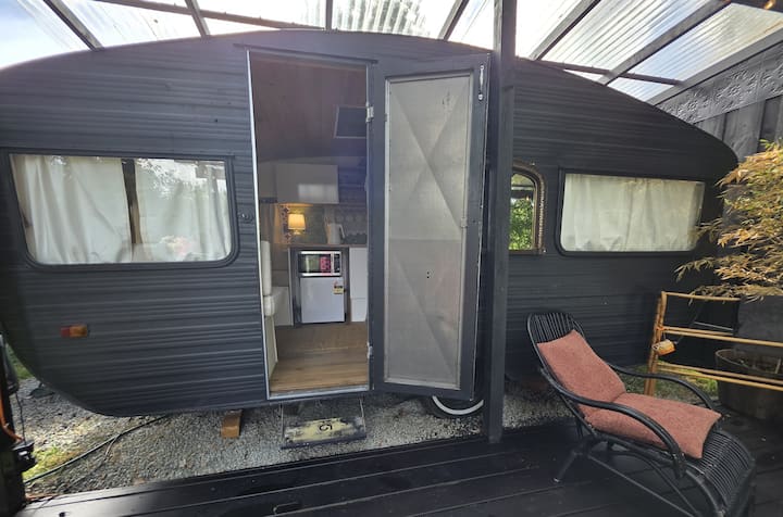 The Black Pearl Caravella - Tasmania