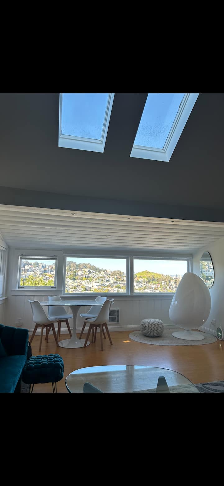 The “Treehouse” Central Quaint Cottage W/ Views! - San Francisco, CA