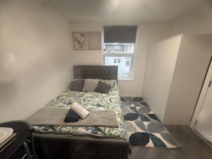 Modern Studio | 1 Min East Maidstone Station - Maidstone