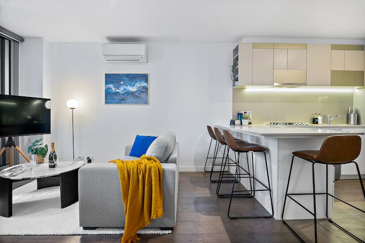 2br Melbourne Cbd Apt | Pool & Gym, Near Marvel - Melbourne
