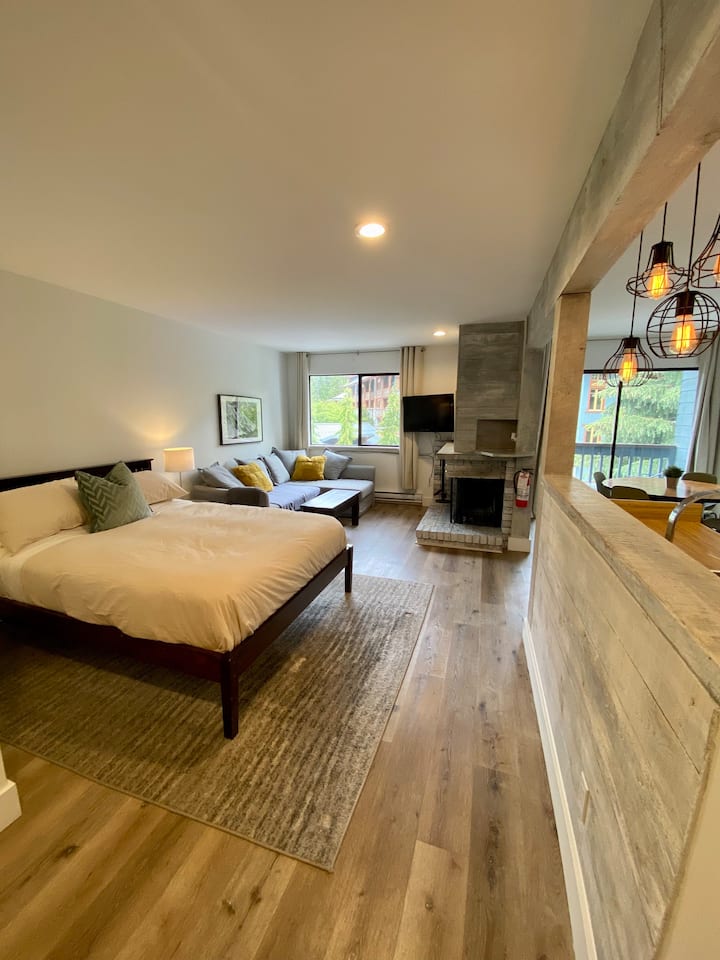 Renovated & Bright Top Floor Suite W/ Views - Whistler