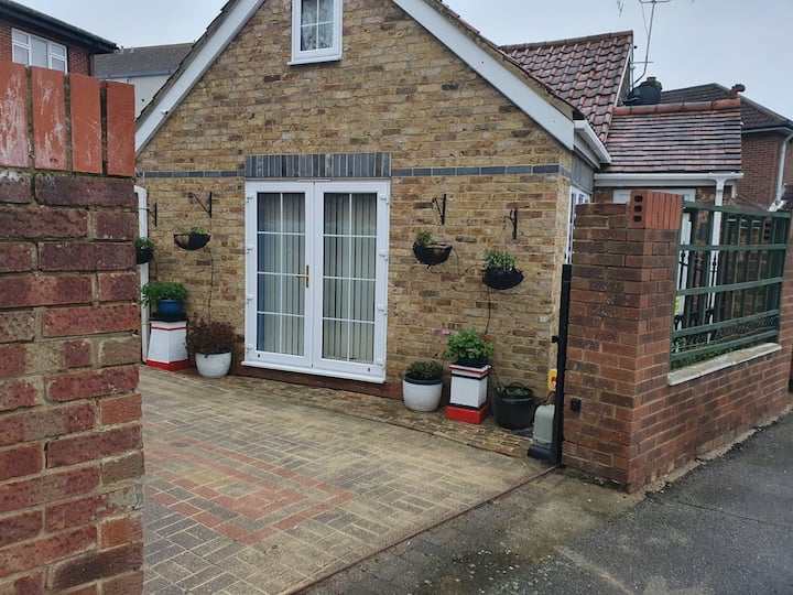 Charming Period Coach House In Cheshunt - Enfield, UK