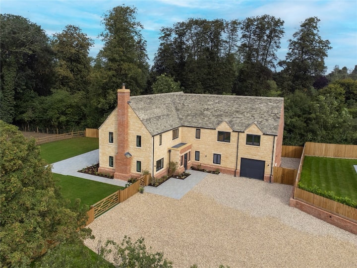 Toddington, Near Cheltenham, The Cotswolds Aonb - Evesham