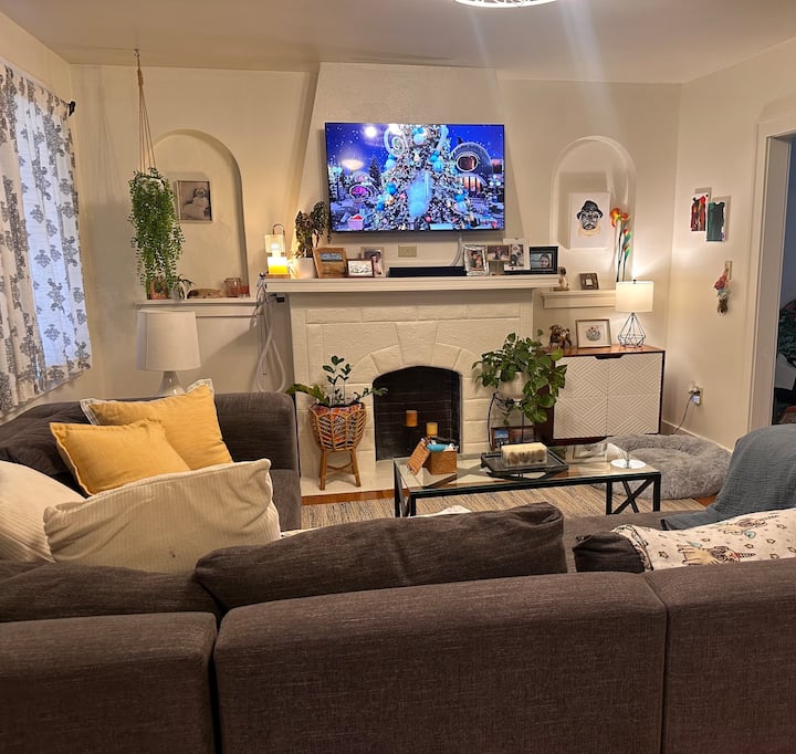 3 Bedroom 1 Bath House, Fenced In Backyard! - Pittsburgh