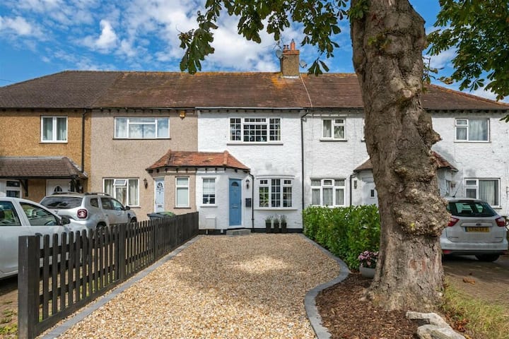 2 Bed Cottage Style Home With Parking & Ev Charger - Crawley